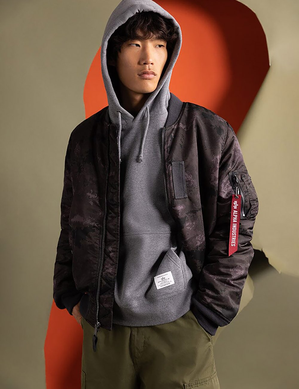 Мужской бомбер MA-1 MOD BOMBER JACKET Alpha Industries™ цвет "Black Blur Camo" темно-серый ...